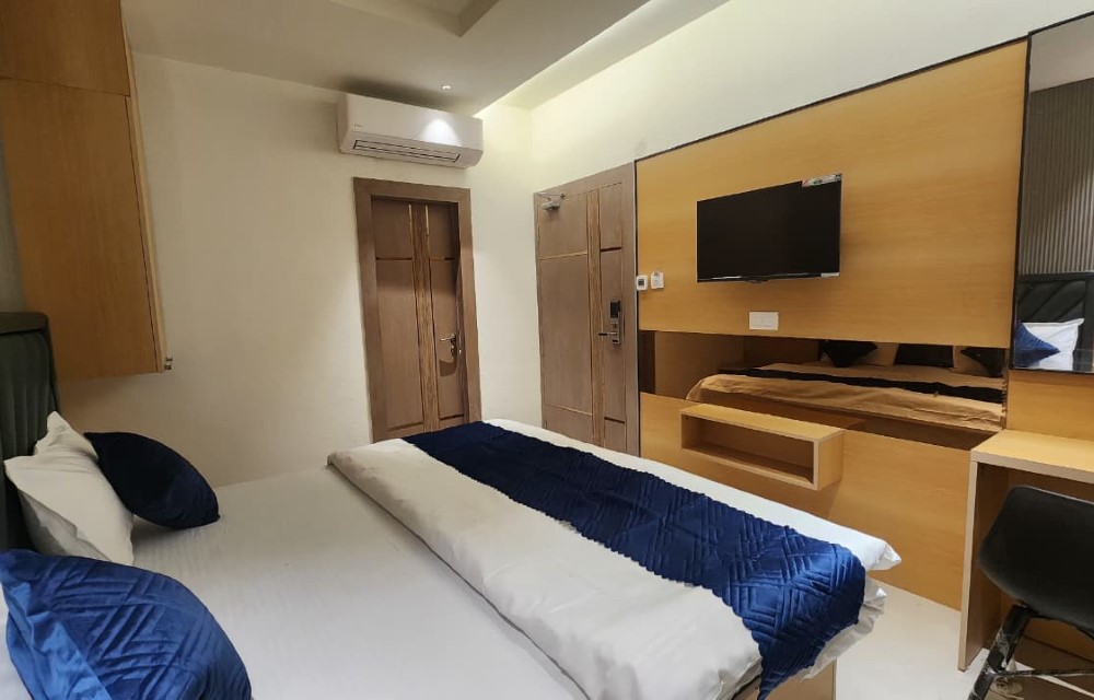 Find top-rated Hotel Somnath Palace near Varanasi, Uttar Pradesh.